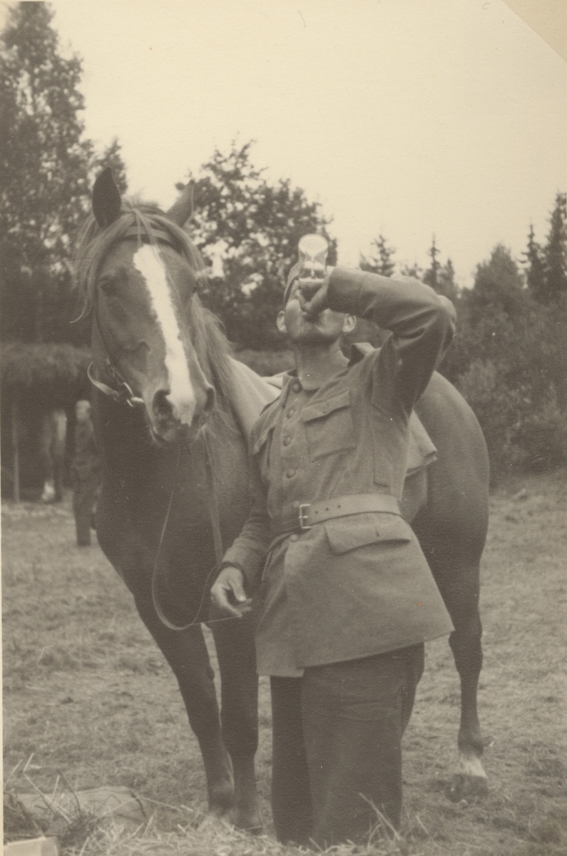 Soldat med häst på ridplan. - Armémuseum / DigitaltMuseum