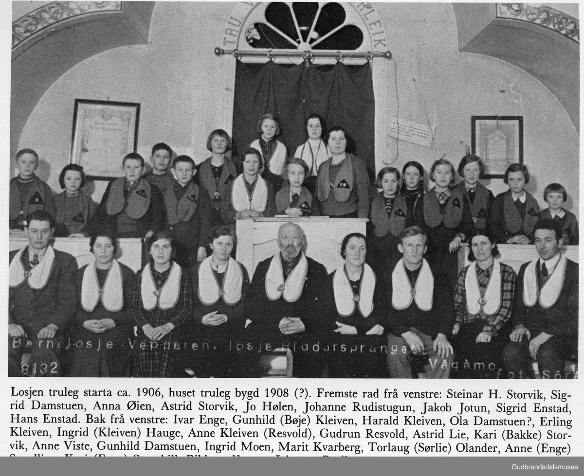 Losjen truleg starta ca. 1906. huset truleg bygd 1908(?). Fremste rad ...