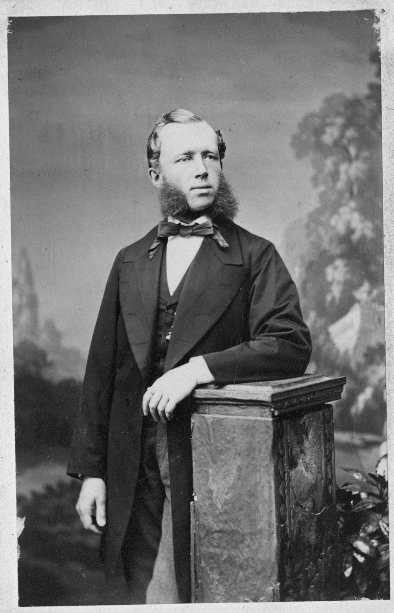 Fotoalbum etter Ulefoss Hovedgaard og familien Aall. Lite fotoalbum som ...