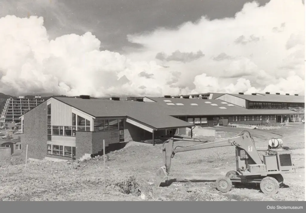 Stovner videregående skole (nybygg). - Oslo Skolemuseum / DigitaltMuseum