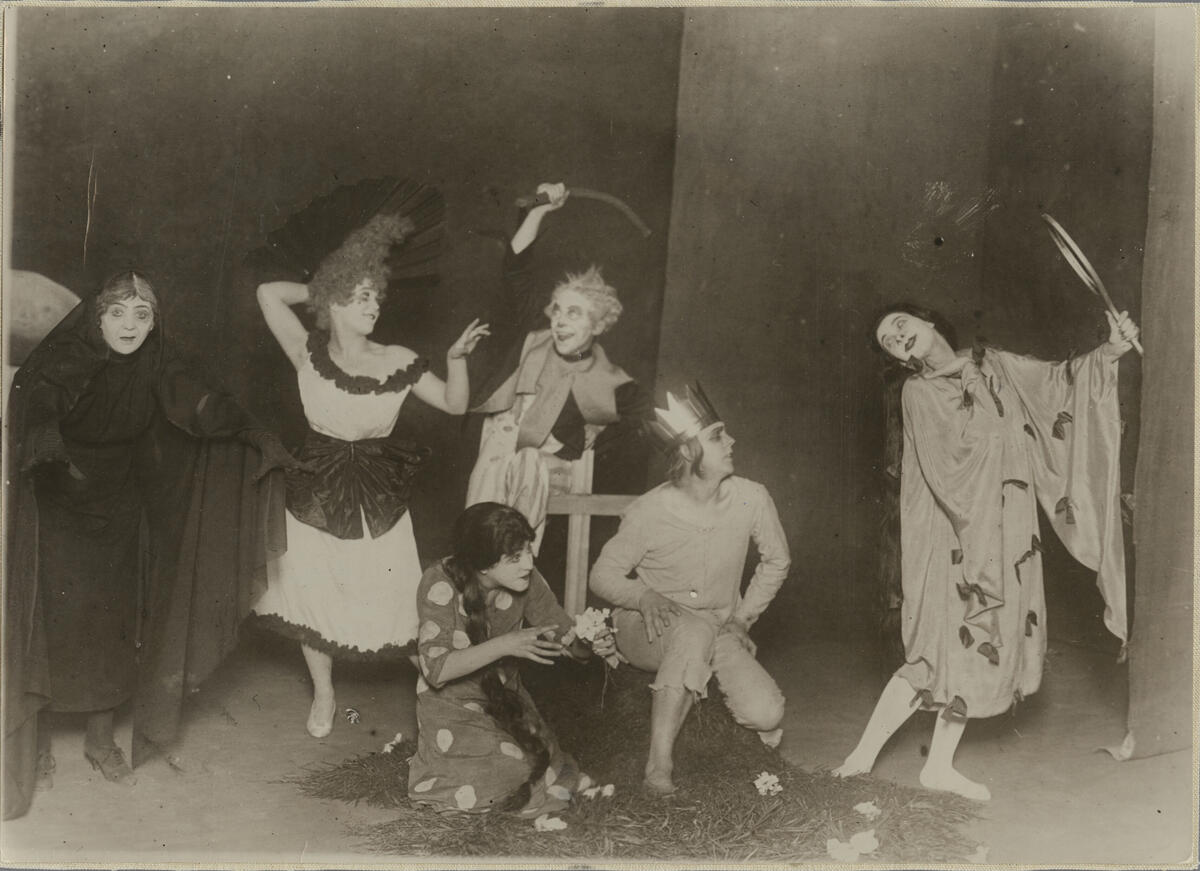 Dansare från Svenska Baletten i uppsättningen "Dårhuset". - Dansmuseet ...