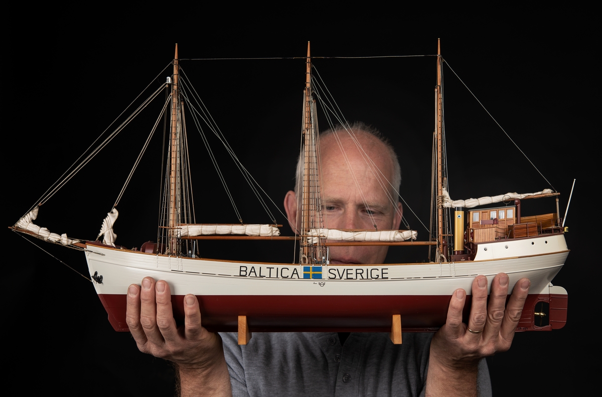 Helbild av modell av tremastskonaren BALTICA, byggd i Sjöhistoriska ...