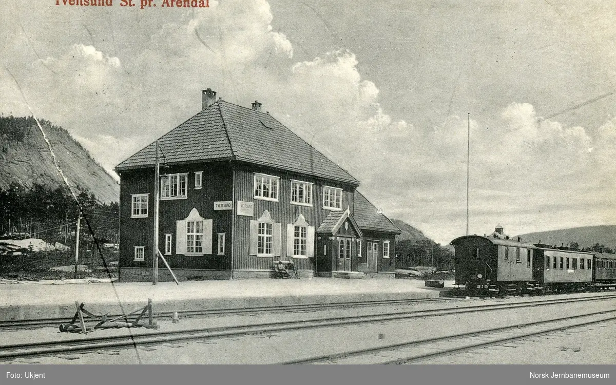 Persontog på Treungen (Tveitsund) stasjon - Norsk Jernbanemuseum ... Persontog på Treungen (Tveitsund) stasjon - Norsk Jernbanemuseum ...