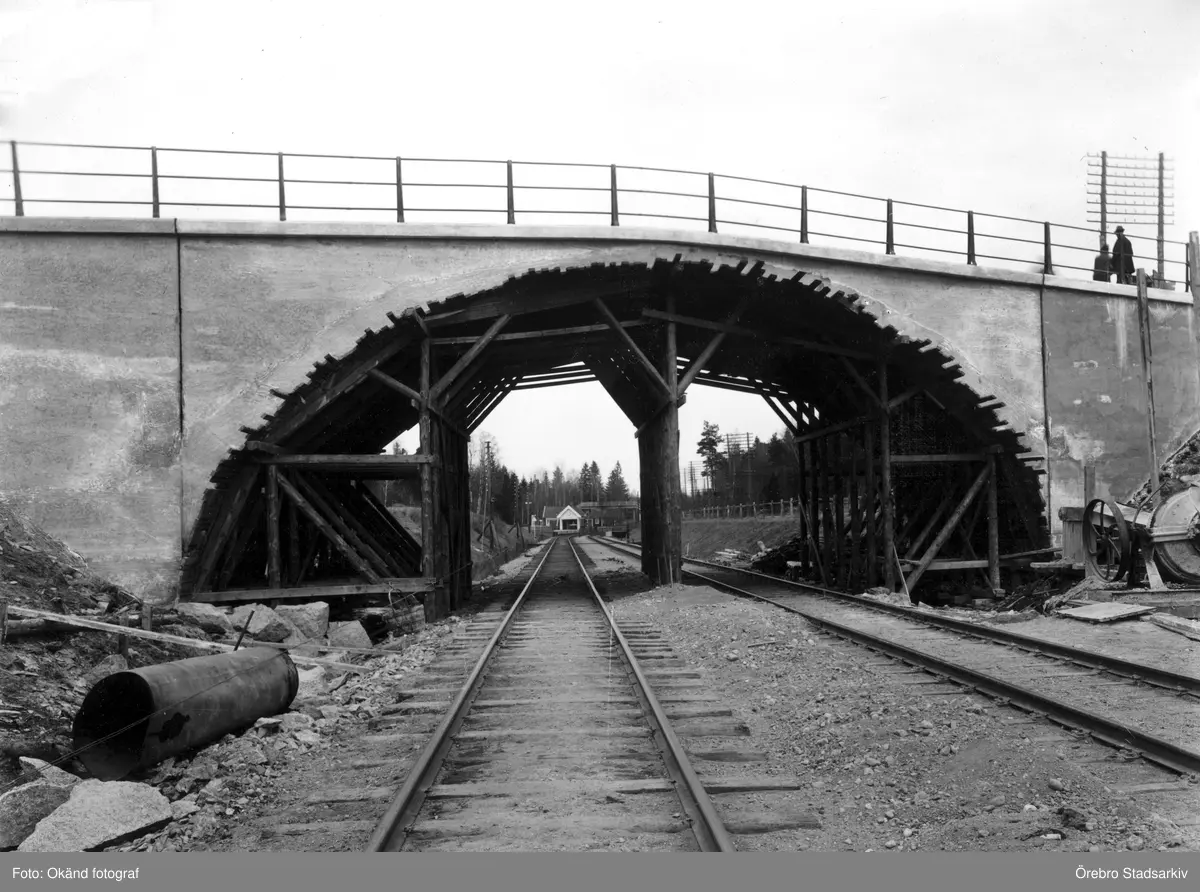 Byggnadsarbetet på viadukten vid Glomman, ca 1930 - Örebro Stadsarkiv ...
