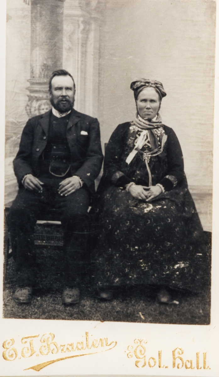 Portrett av eit par i bunad. - Gol bygdearkiv / DigitaltMuseum