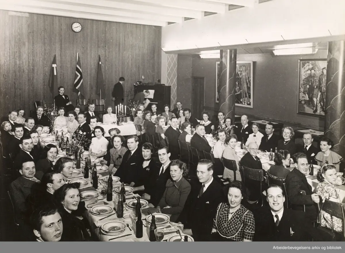 Majorstua Arbeiderungdomslag "Frihet". 25 års-jubileum 1949. På bildet ...