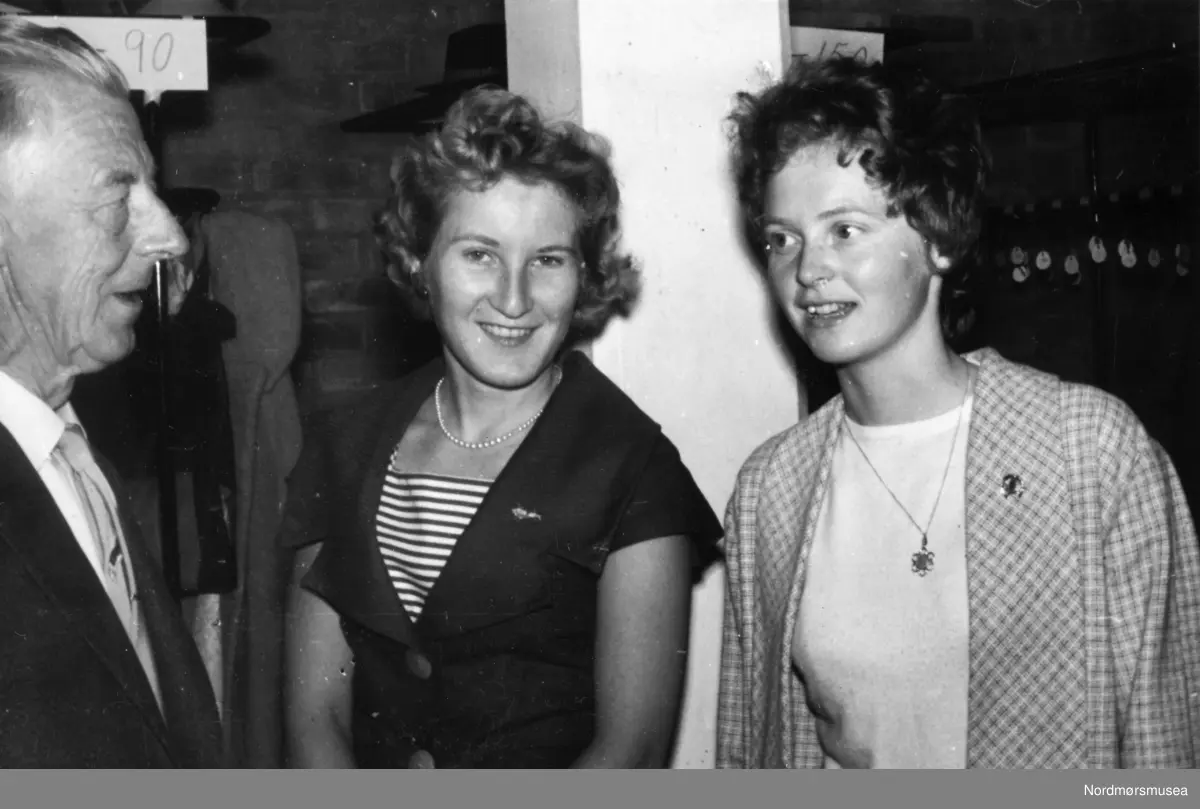 Tre lærere? Arkivskaper av fotografiene KMb-2023-022.0012-0042 er Berit ...