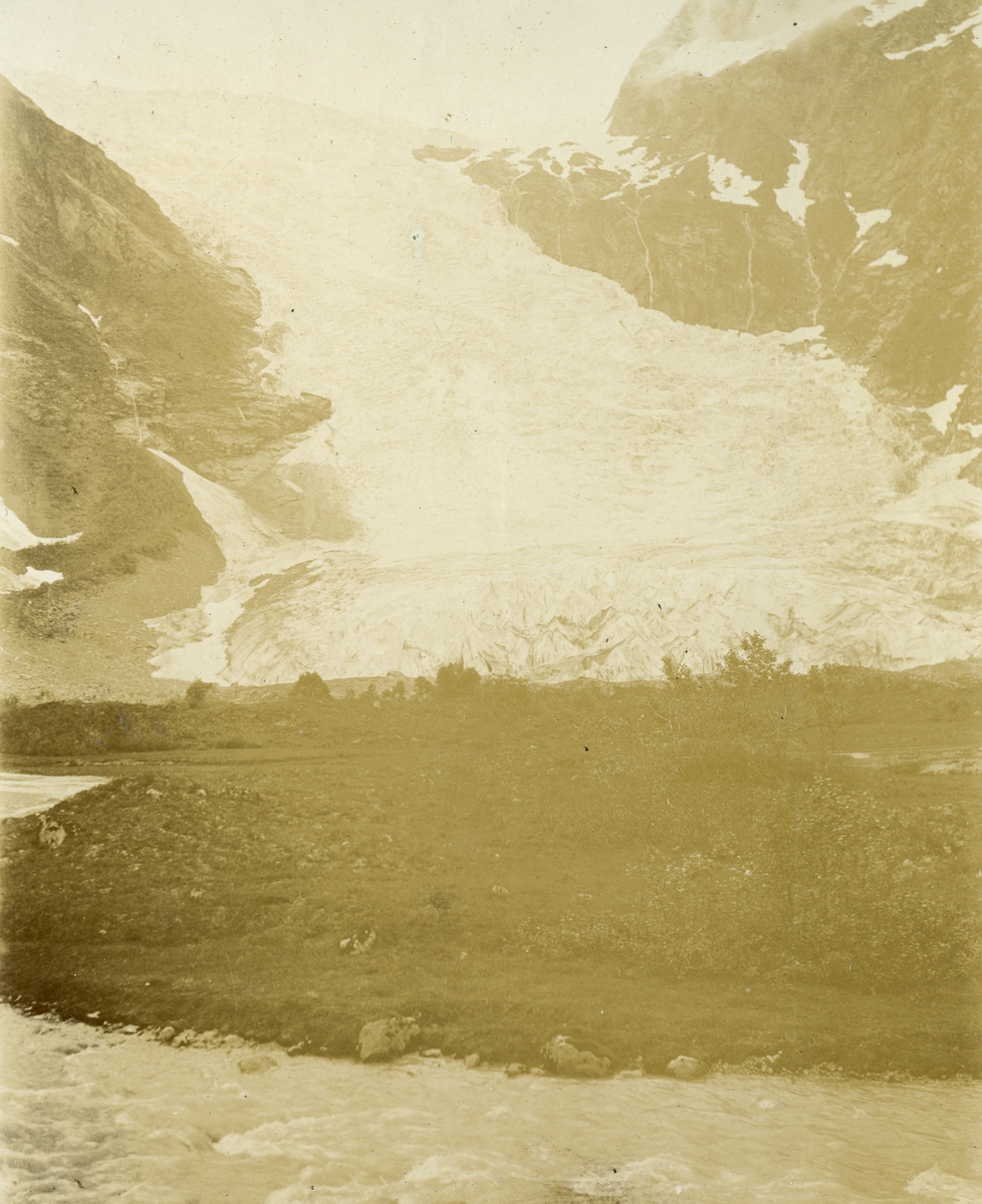 Isbre ved elv. Bildet kommer fra fotoalbum med gjenstandsnummer SVB ...