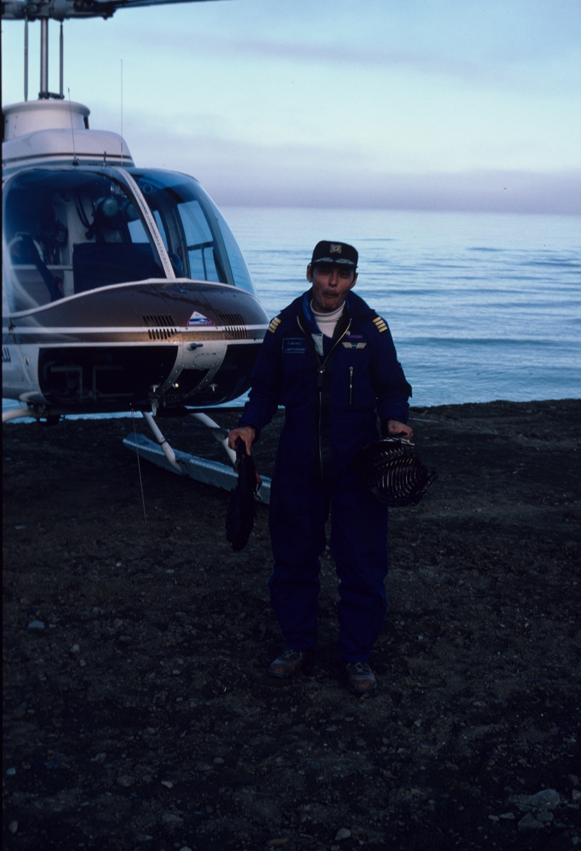 Helikopterbesøk på Hopen. - Svalbard museum / DigitaltMuseum