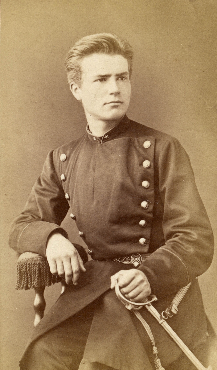 Portrett av sittende, ung mann med uniform. - Gamle Bergen Museum ... Portrett av sittende, ung mann med uniform. - Gamle Bergen Museum ...