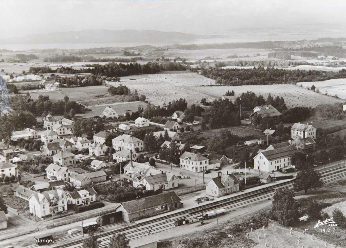 Postkort, Stange sentrum, flyfoto, Stangebyen, Stange stasjon i ...