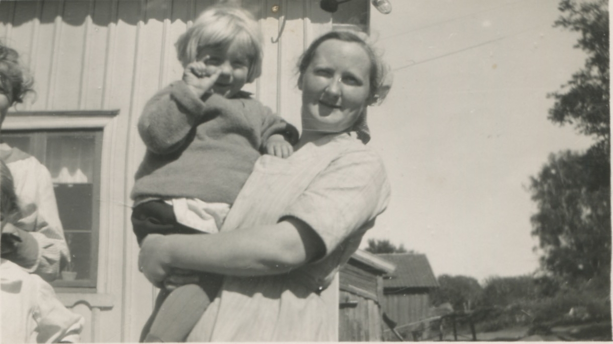 Matilda Pettersson (1886 - 1965), "Birgers" (nedre gården), håller sin ...