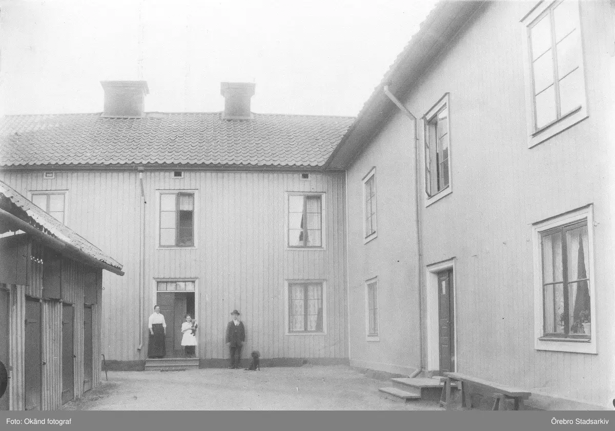 Grupp framför hus på Västra Gatan 6, 1910-tal - Örebro Stadsarkiv ...