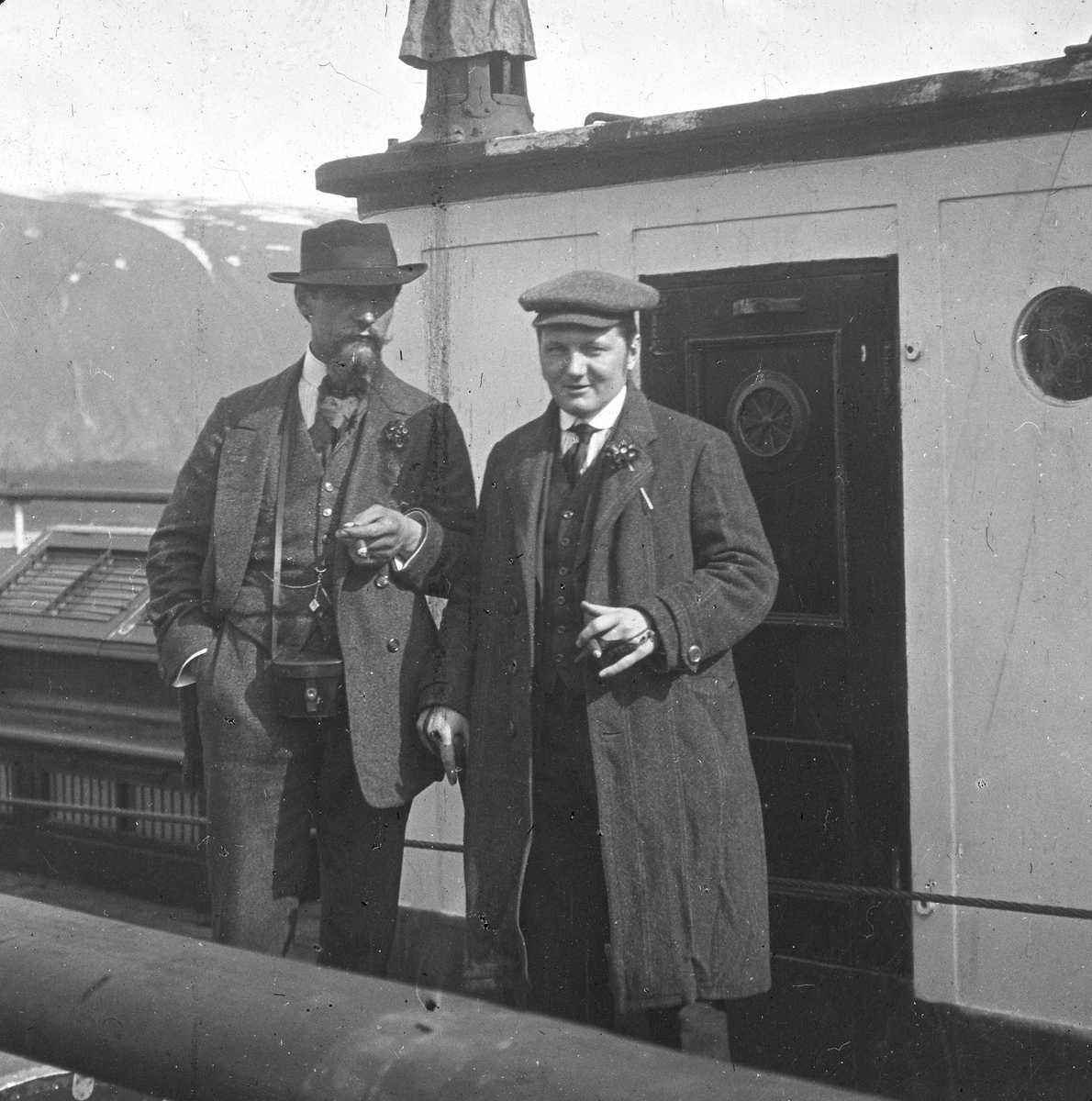 Rudinger og Rave fra Schrøder-Stranz ekspedisjonen. Tekst med bildet ...
