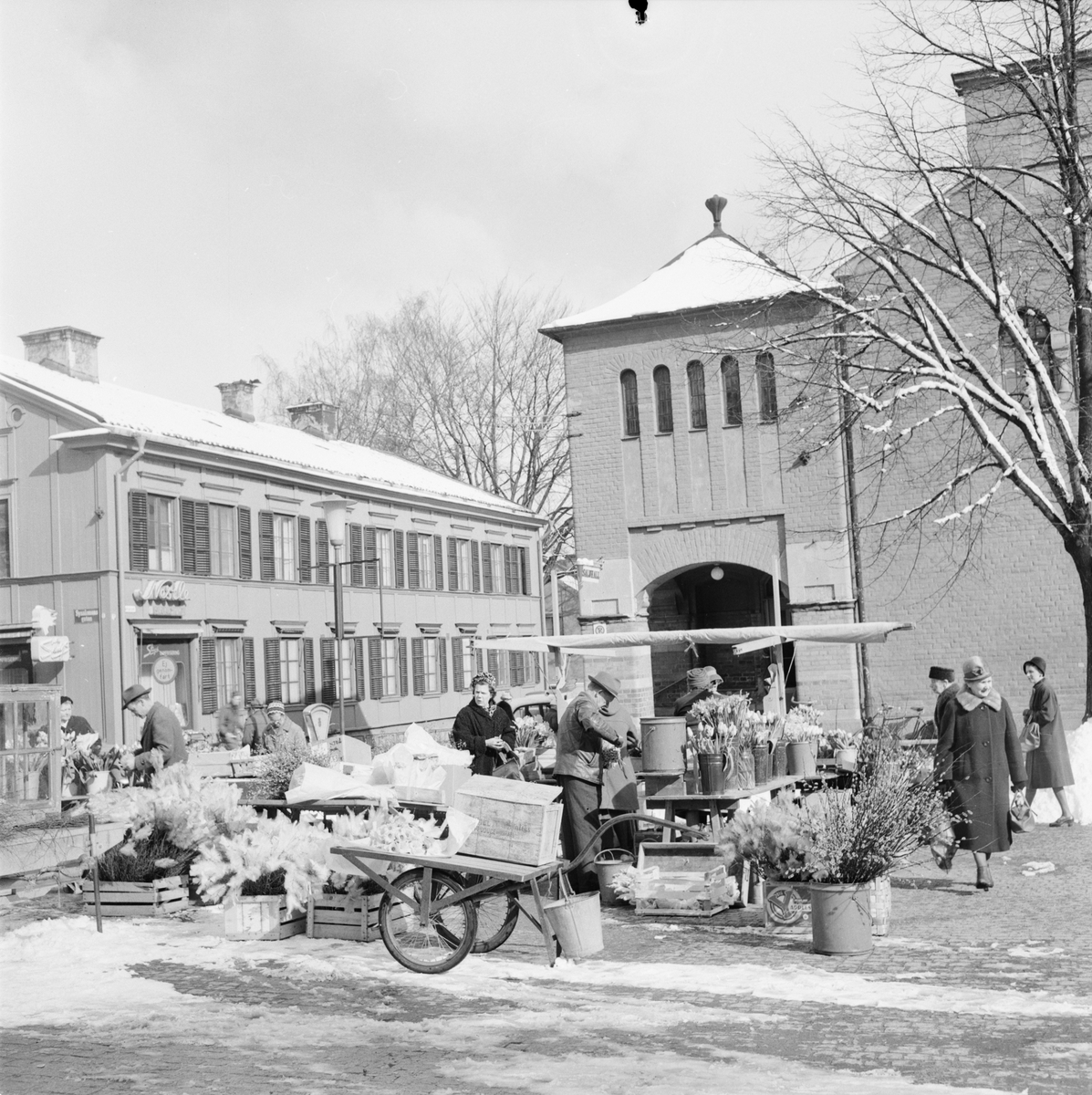 Torghandel till påsk, S:t Eriks torg, Uppsala mars 1961 ...