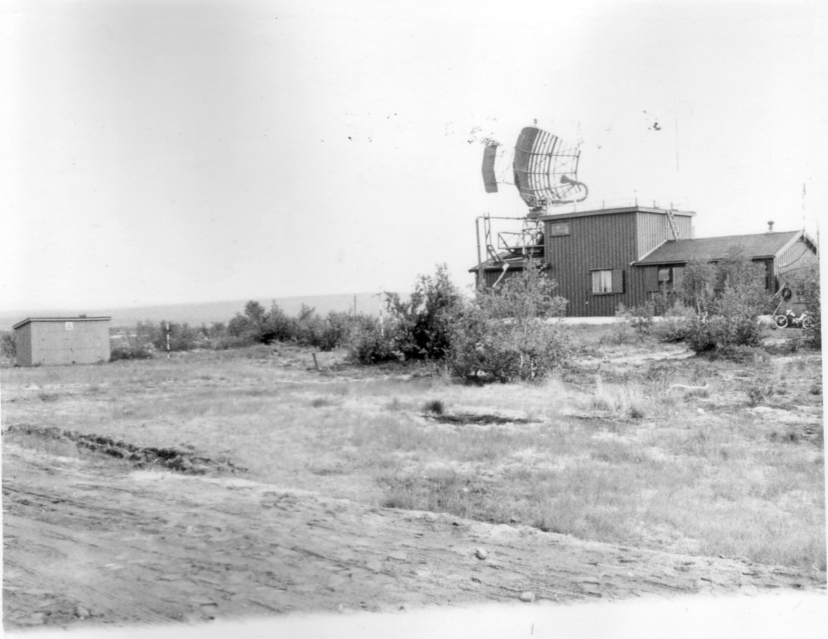 AN/FPS-88 radarantenne på toppen av OPS-bygget ved Lstn Kautokeino ...
