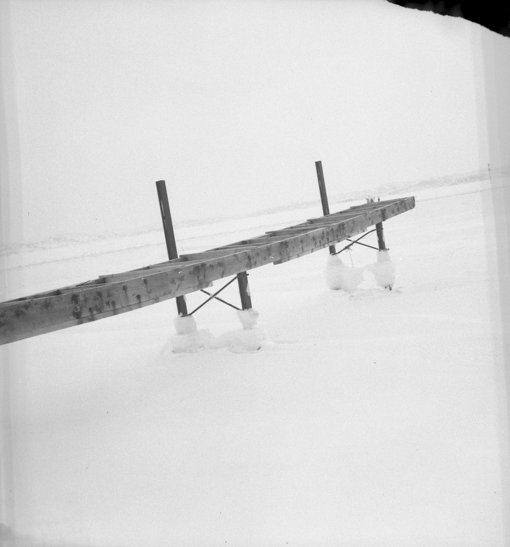 Snöig brygga. - Bohusläns museum / DigitaltMuseum