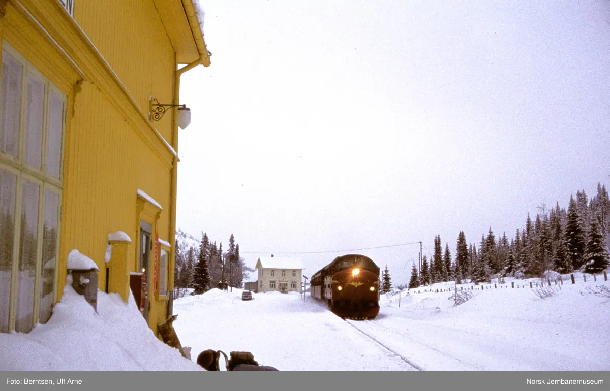 Diesellokomotiv Di 3 med persontog fra Oslo Ø til Fagernes, tog 281 ...