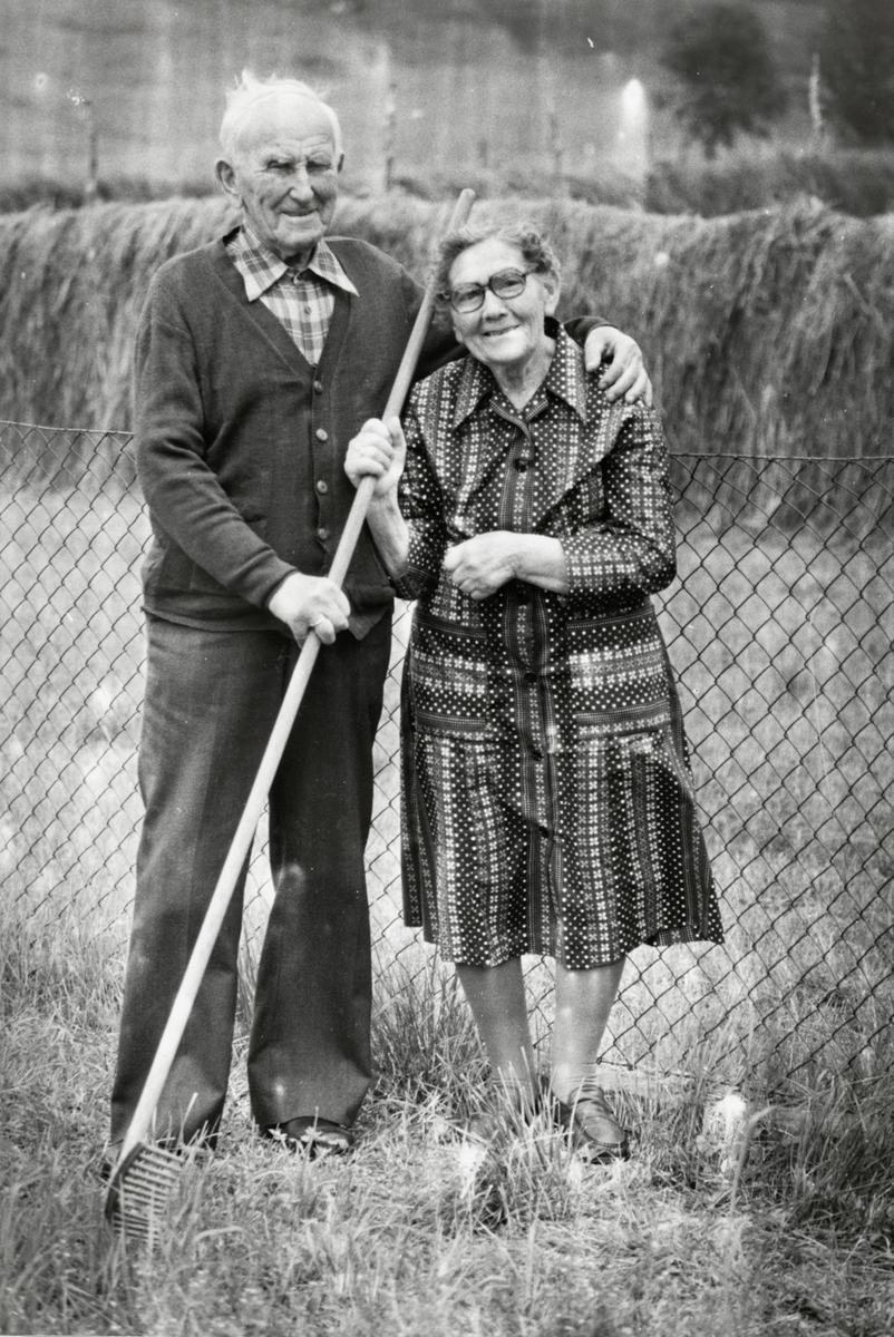 Ekteparet Medhus i slåtten. - Kraftmuseet / DigitaltMuseum