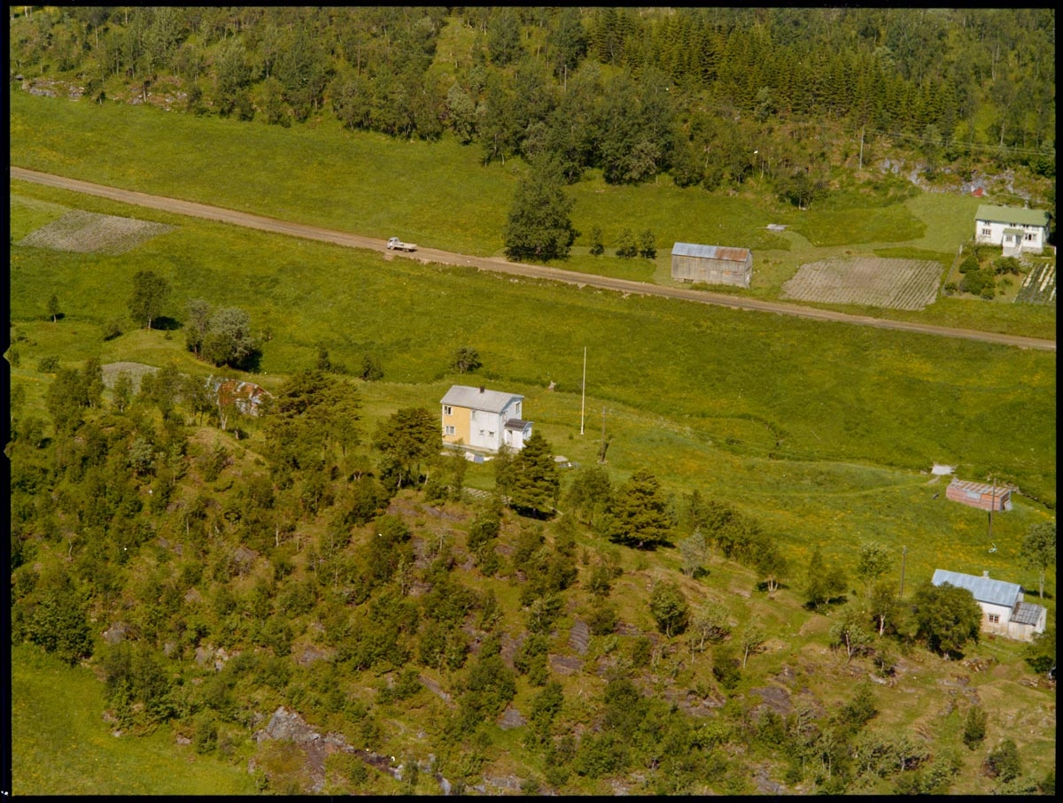 Leirfjord, Breiland. Flyfoto over deler av Breiland. Breilandsosen, i ...