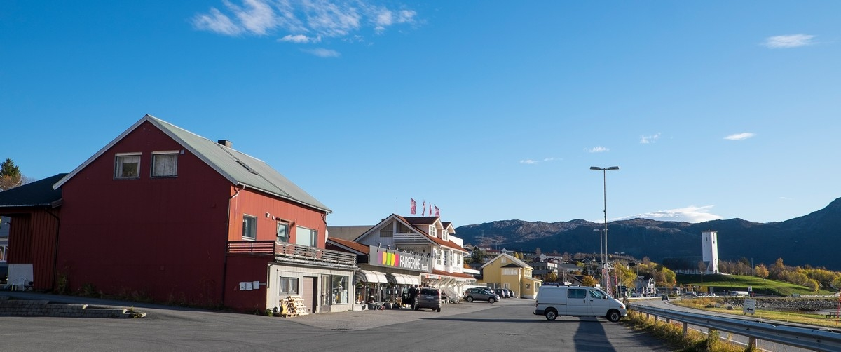 "Fasaden" til Bjerkvik i Narvik kommune., en vanlig høst-dag med lav ...