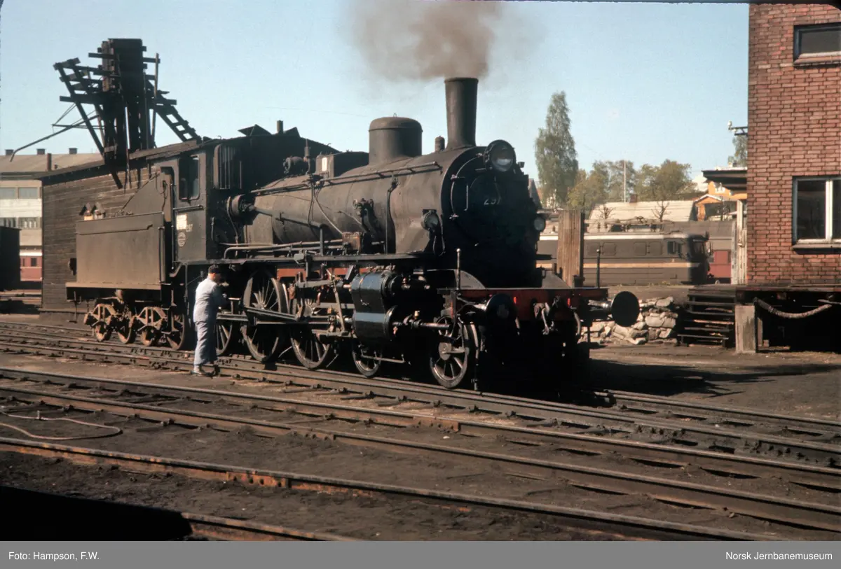 Damplokomotiv type 27a 297 utenfor lokomotivstallen på Hamar stasjon ...