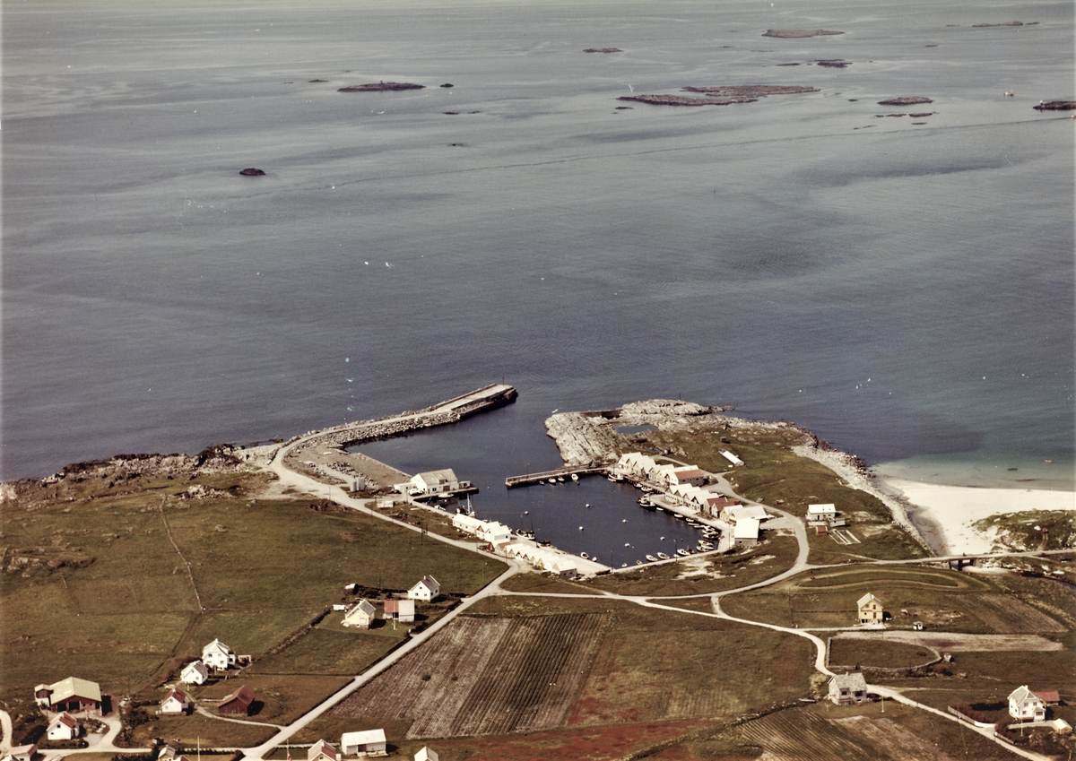 Flyfoto over Ferkingstad hamn på Karmøy. Det er tett med sjøhus og to ...