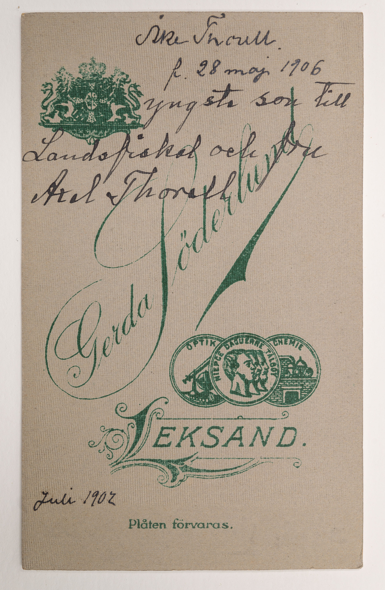 Visitkortsporträtt av Hilma Thorells och Landsfiskal Thorells barn, Åke ...