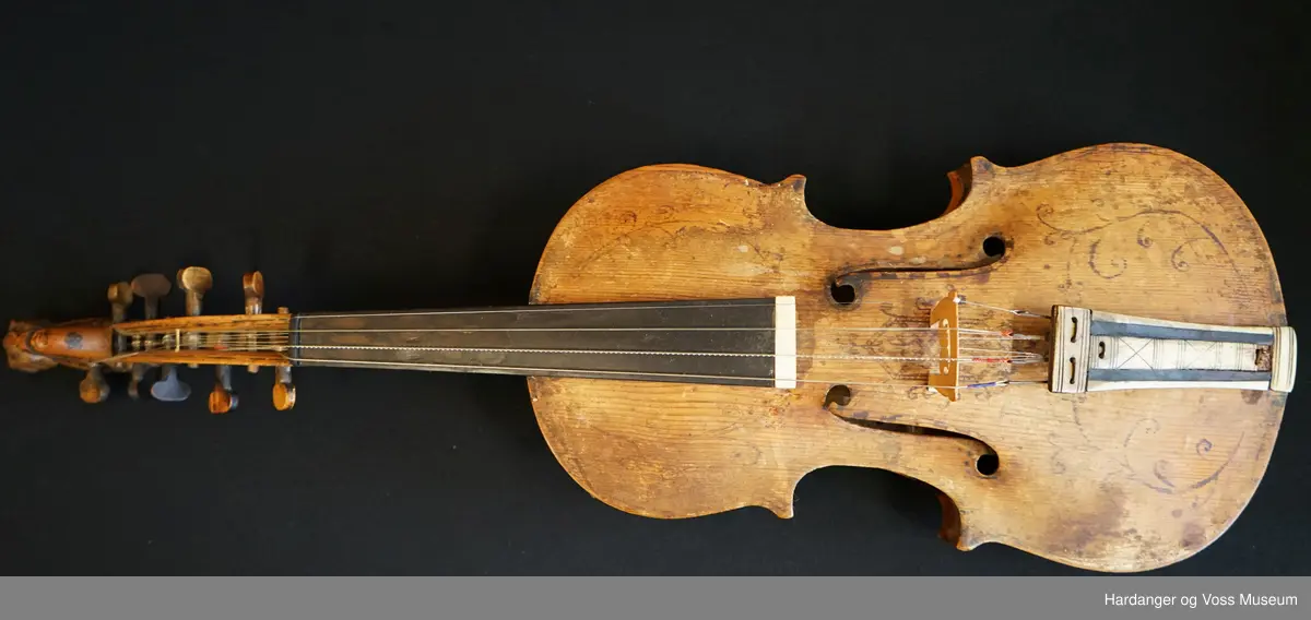 Hardingfele med felekasse og boge - Hardanger og Voss Museum ...
