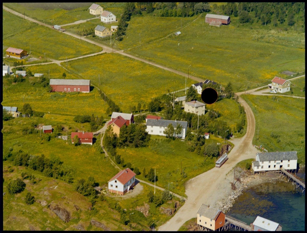 Leirfjord,Leland. Flyfoto av Leland, med Nedre-Leland og Leland havn ...