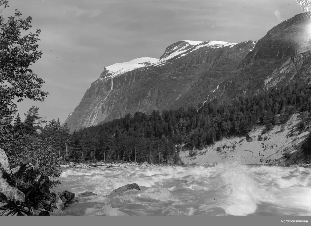 Landskapsbilde med elvestryk of mektige fjell. Det er ukjent hvor og ...