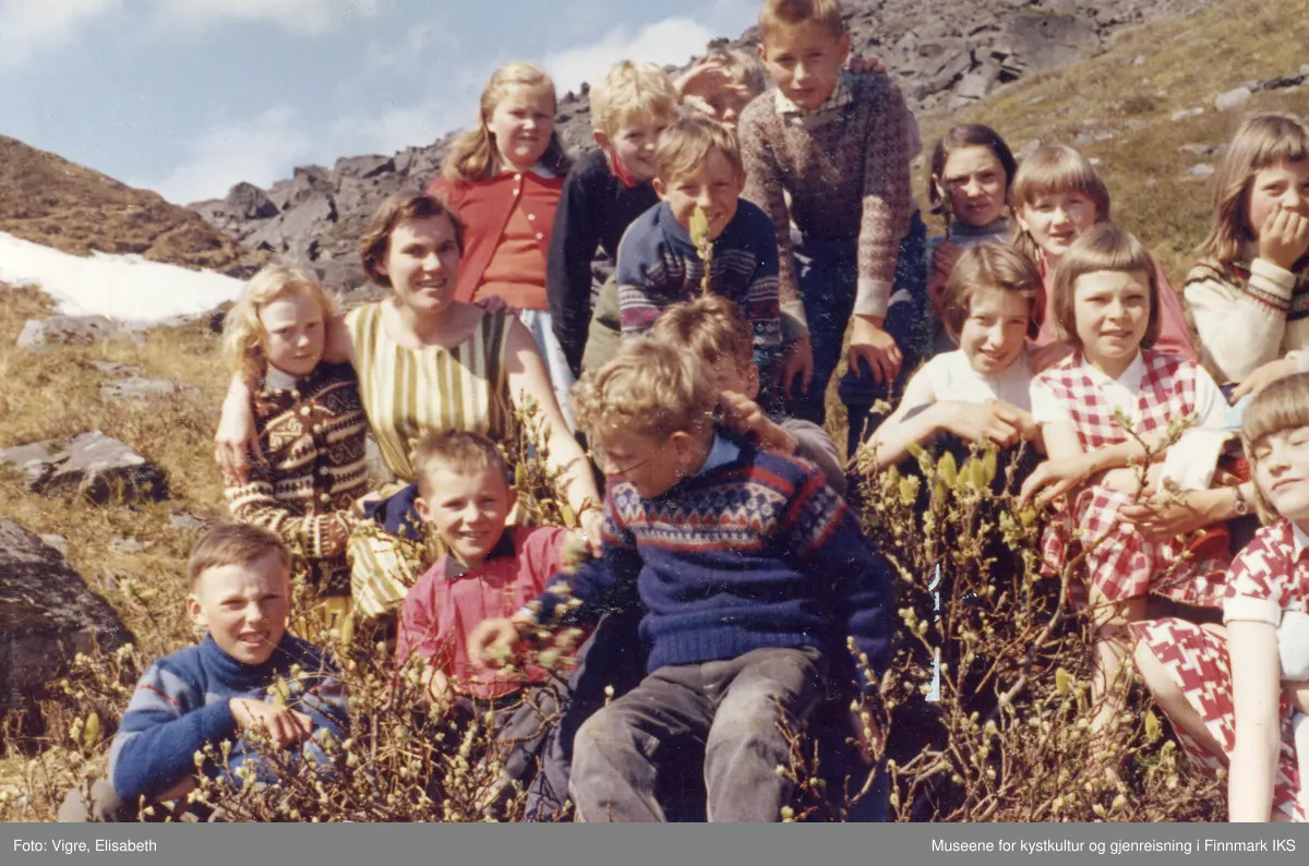 Sarnes. Gruppebilde. Lærerinne Elisabeth Bertelsen (g. Vigre) med ...