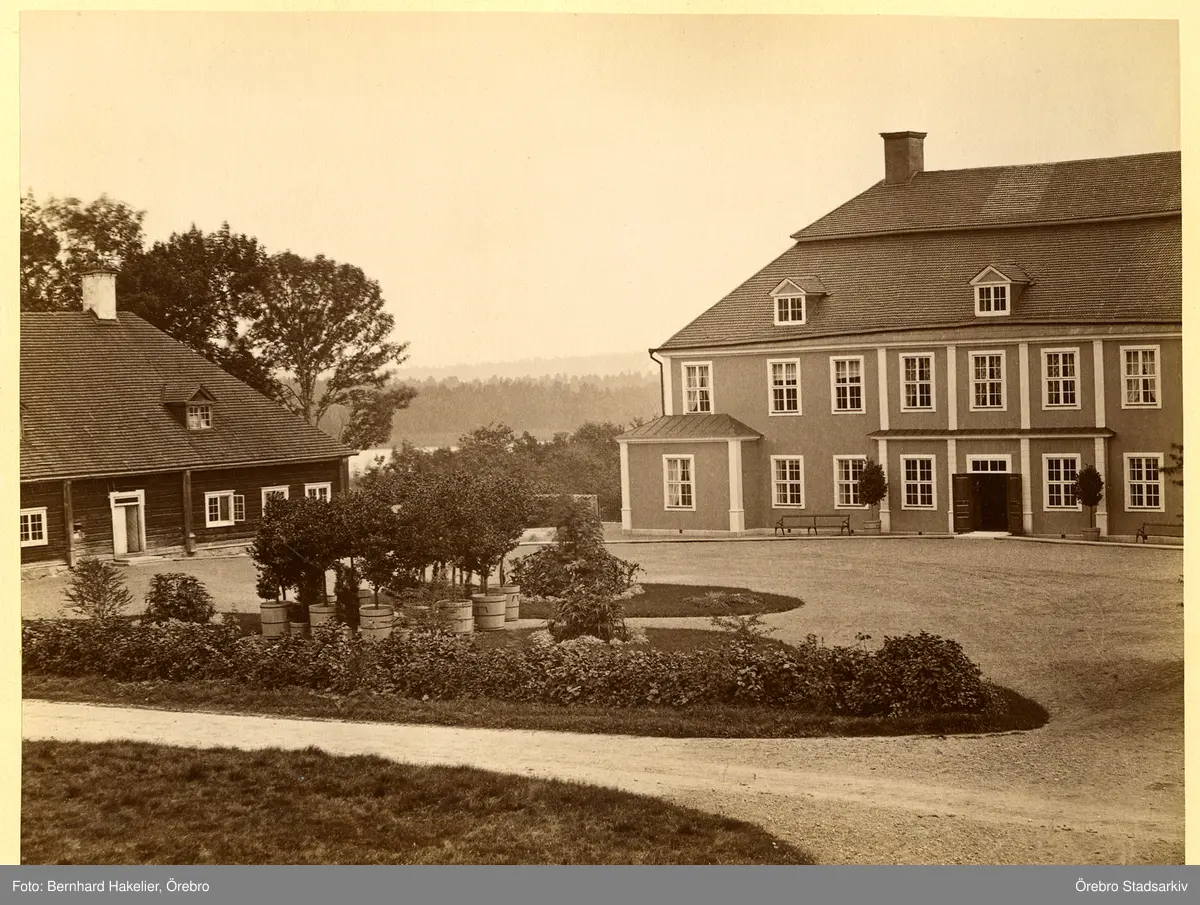 Flygel och huvudbyggnad vid Bystad herrgård, ca 1900 - Örebro ...