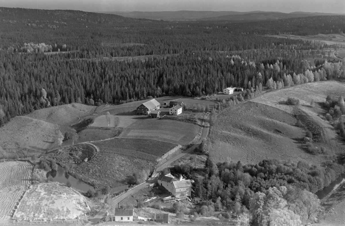 HELLERUD GÅRD MED KAUSERUD MØLLE I FORGRUNNEN - Museene i Akershus ...