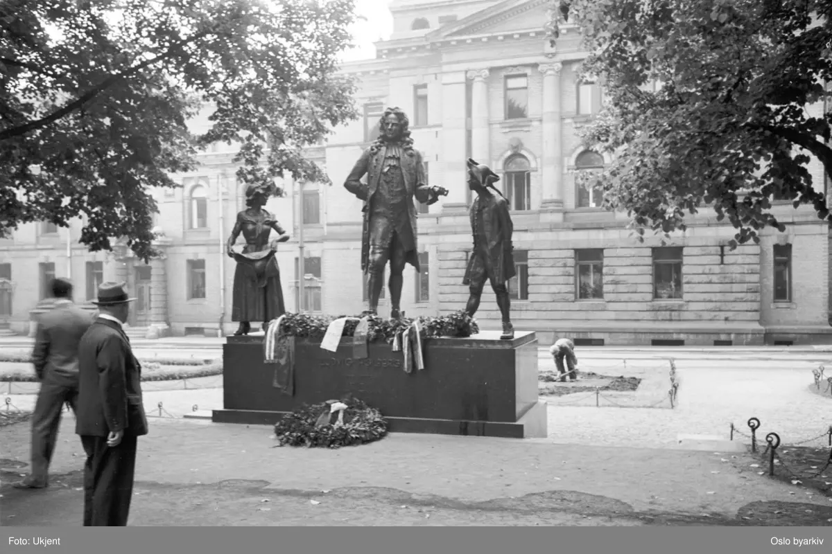 Ludvig Holbergstatuen (av Dyre Vaa) på nordsiden av Nationaltheatret ...