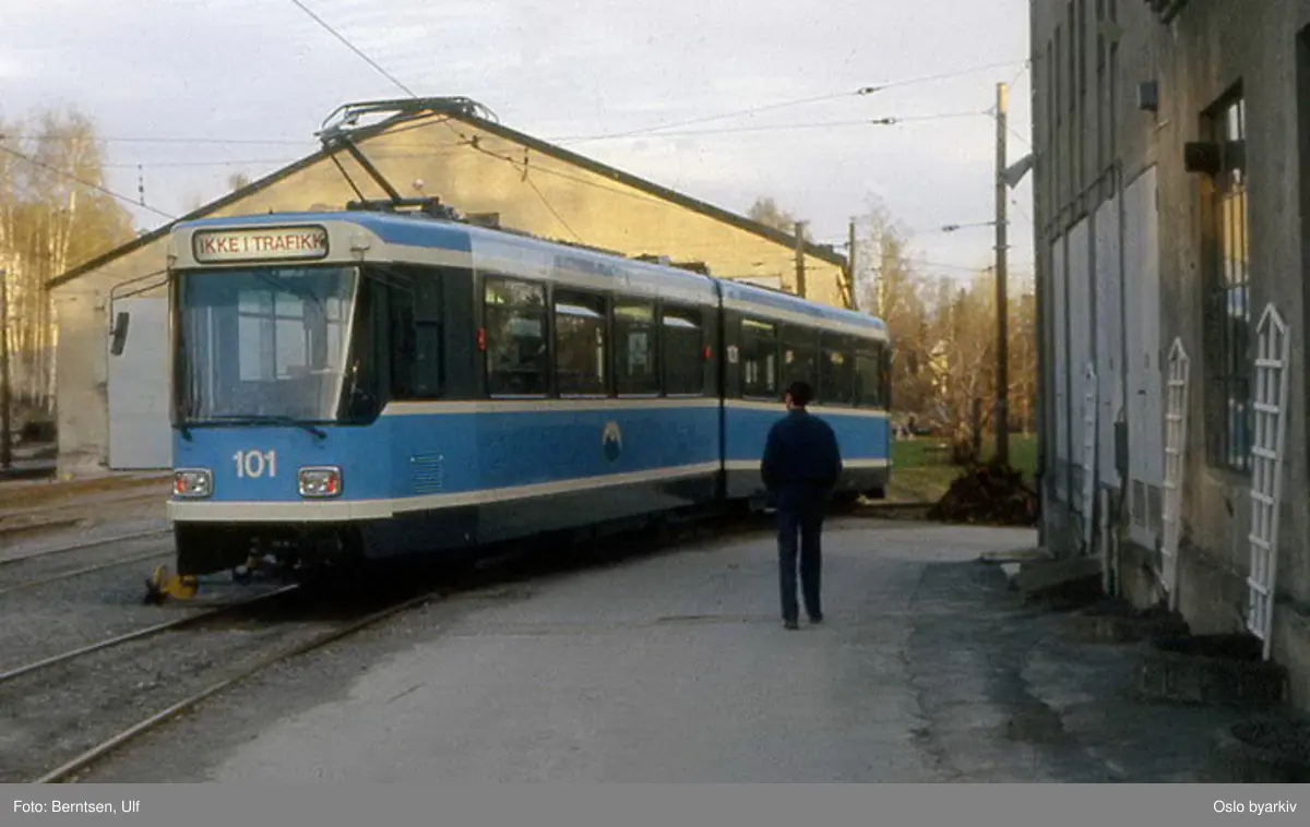 Oslo Sporveier. Nylevert trikk motorvogn type SL79 nr. 101 foran ...
