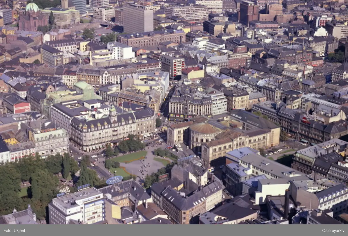 Stortinget og Grand hotell med Eidsvol plass forann. l bakgrunnen mot ...