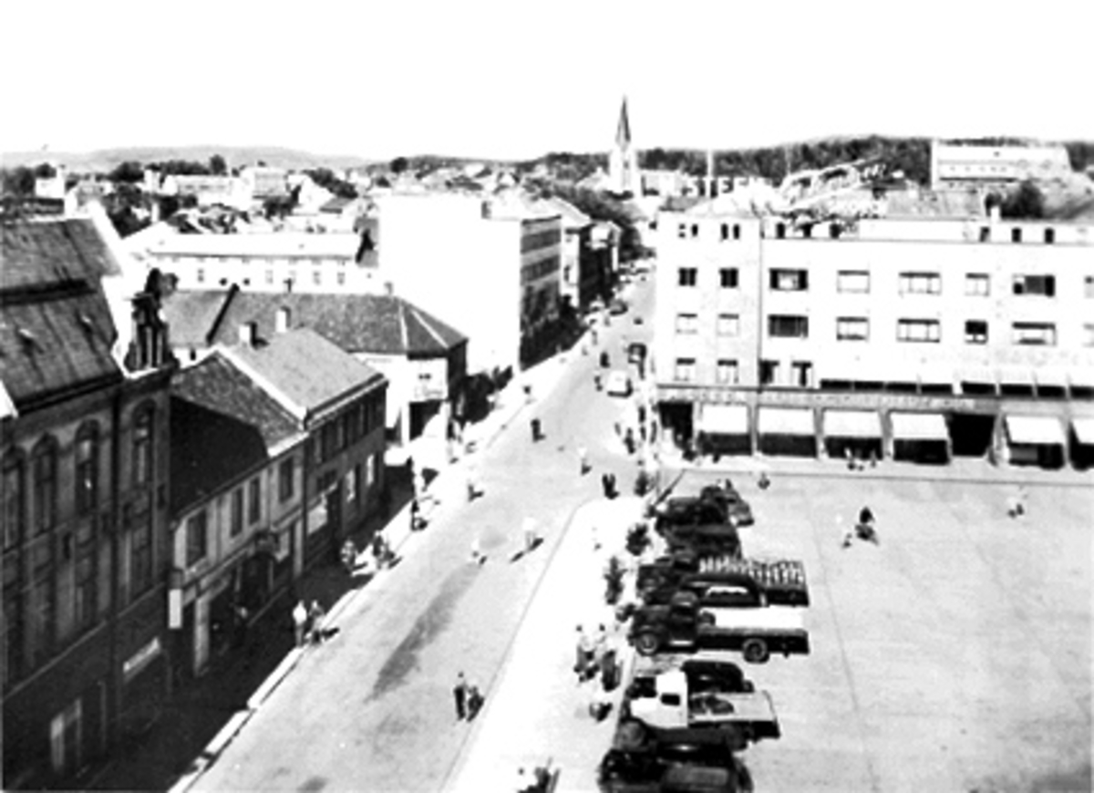 Postkort, Hamar, Østre torg sett fra Astoria hotell, Torggata, biler ...