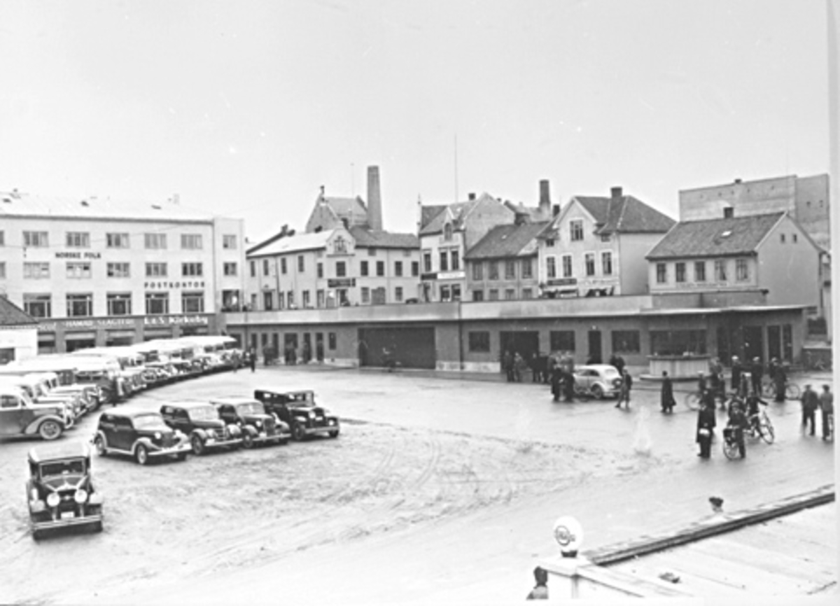 Hamar, Østre Torg, rutebilstasjonen, 17 rutebiler, 5 drosjer, foto fra ...