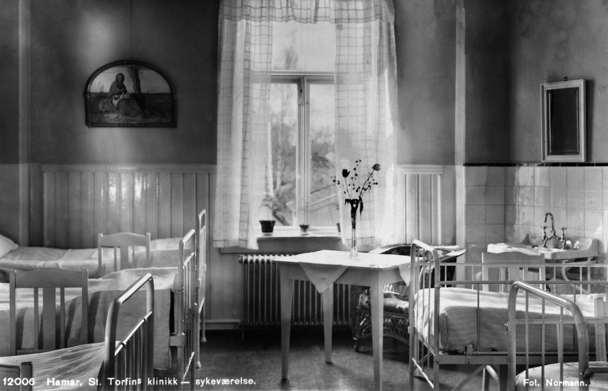 Postkort, Hamar, St. Torfinns klinikk, sykehus, et av sykeværelsene i ...
