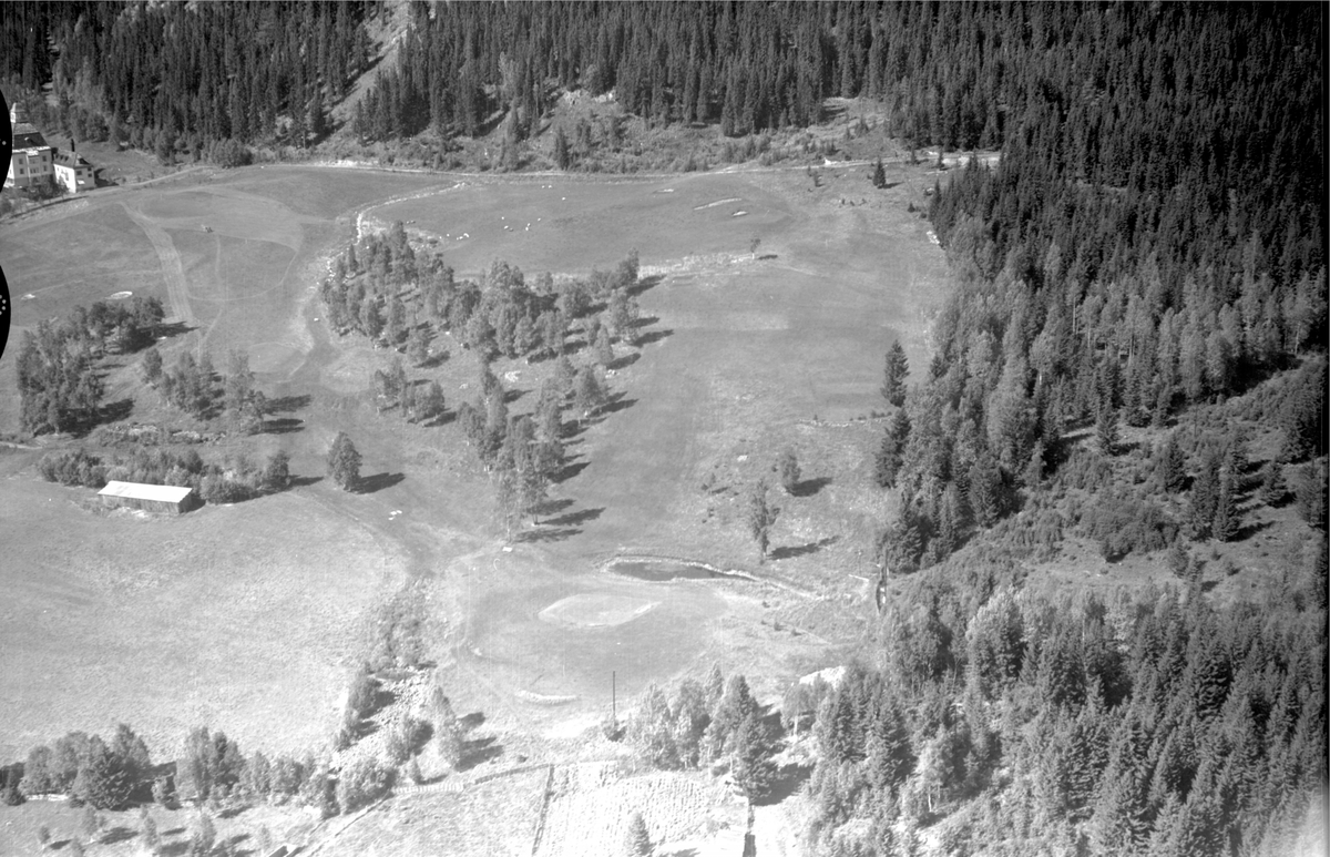 Flyfoto av Høsbjør turishotell, Furnes, Ringsaker. Golfbanen. - Anno ...