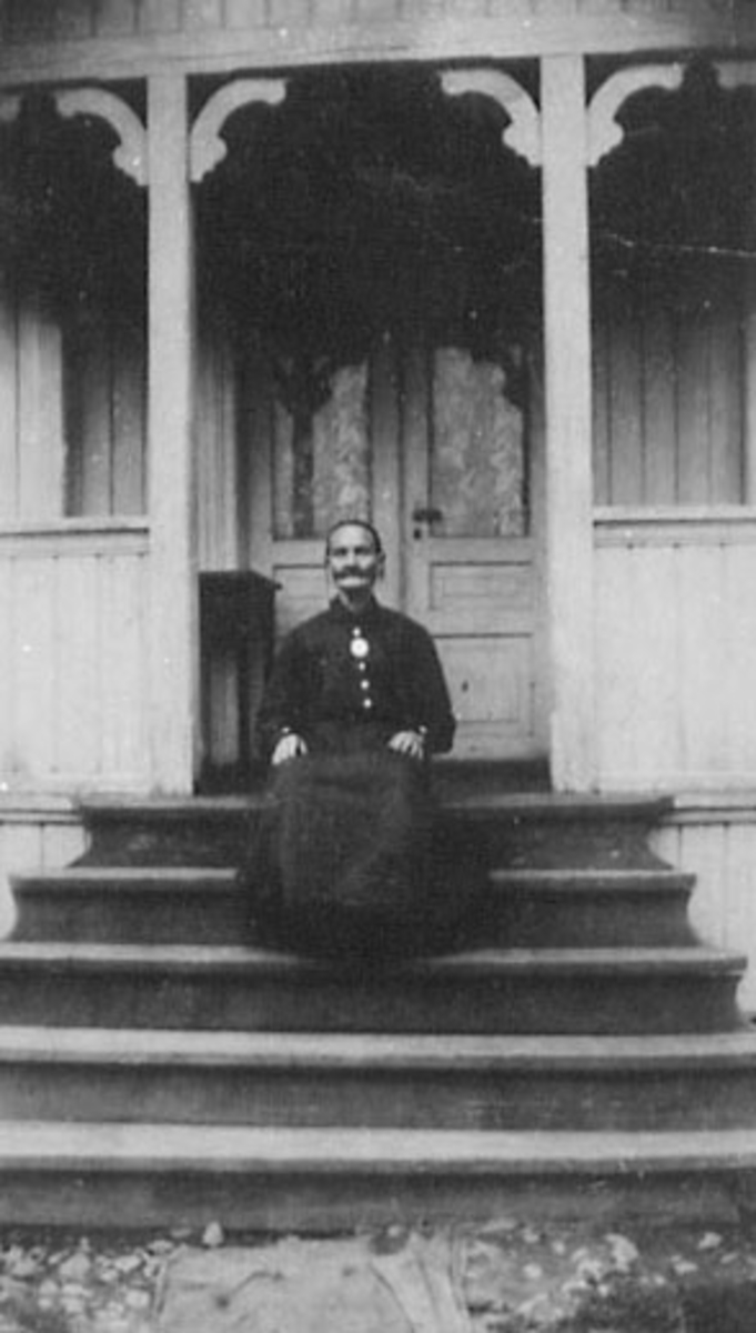 AMUNDSEN, MAREN MED "NORGES VELS MEDALJE FOR LANG OG TROTJENESTE ...