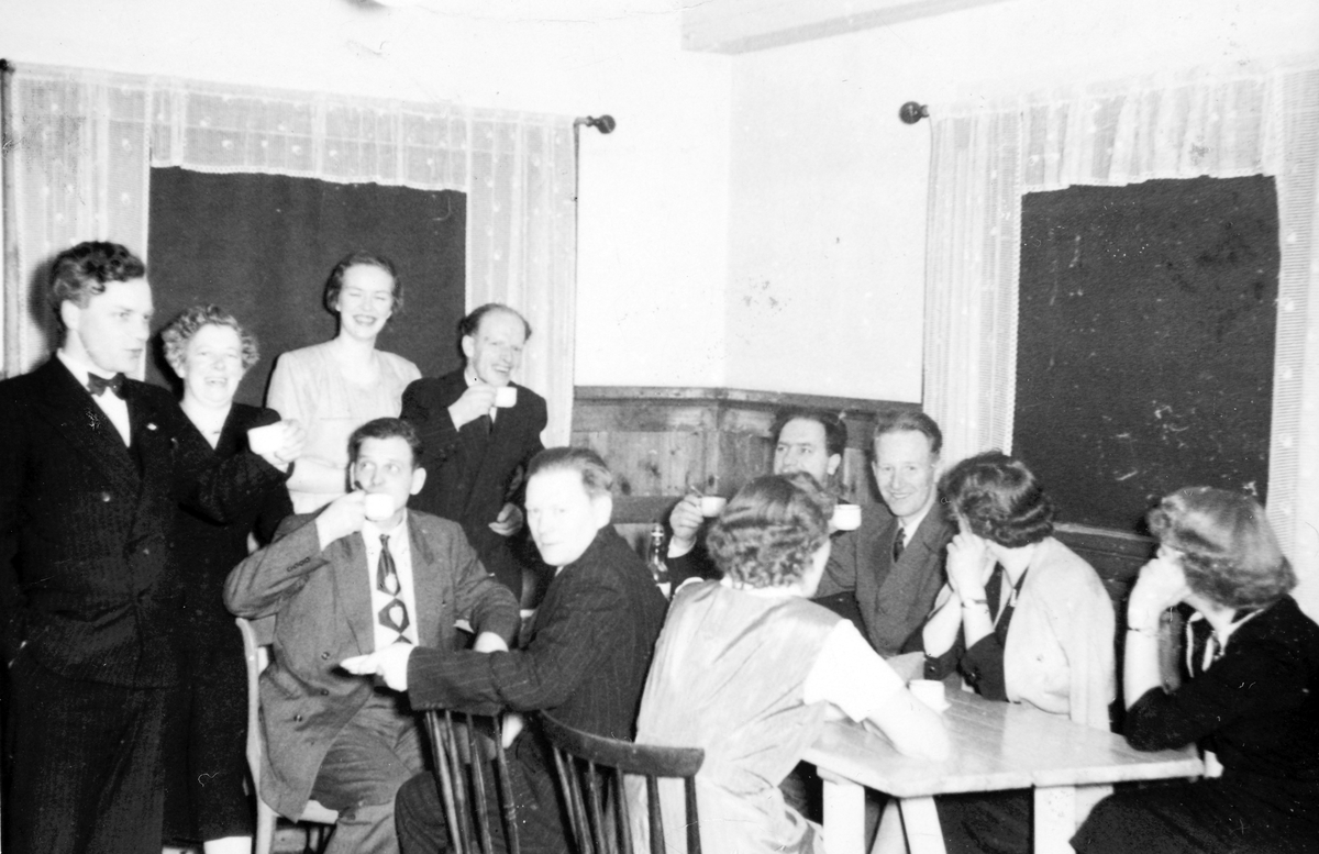 Tangen Ttrevare, årsmøte. Senere Uthus Bruk. F. v. Hjalmar Jensen, Anna ...
