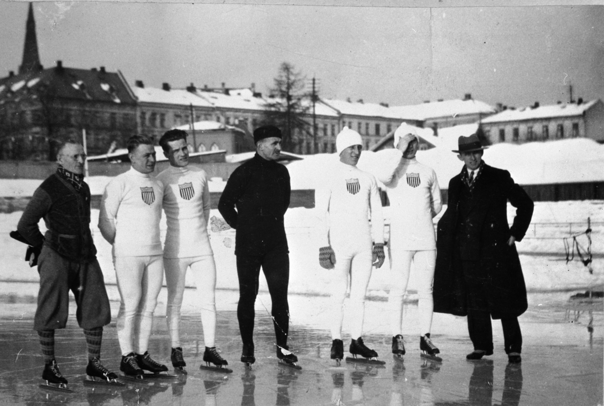 Oscar Mathisen sammen med amerikanske skøyteløper. Oscar Wilhelm ...
