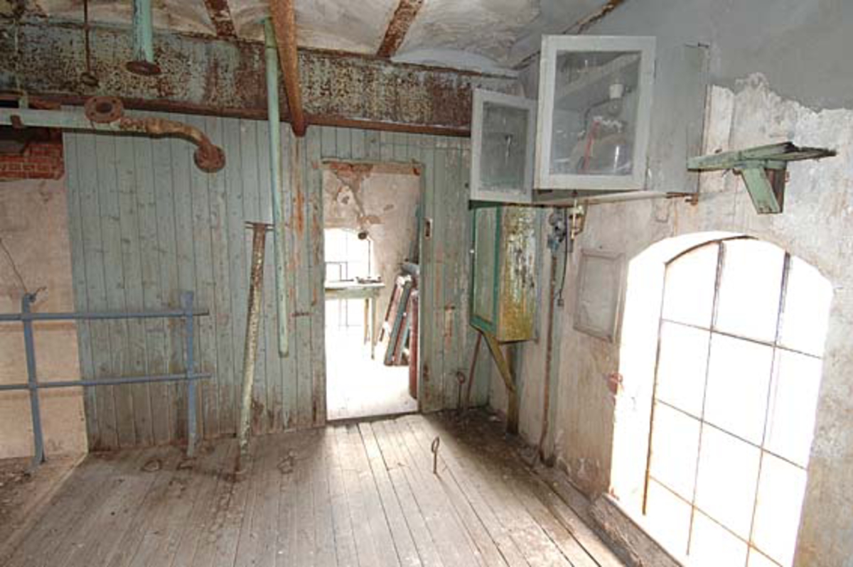 Kokeritoppen på Klevfos Industrimuseum. Frakoblede lutrør fra gulv til ...