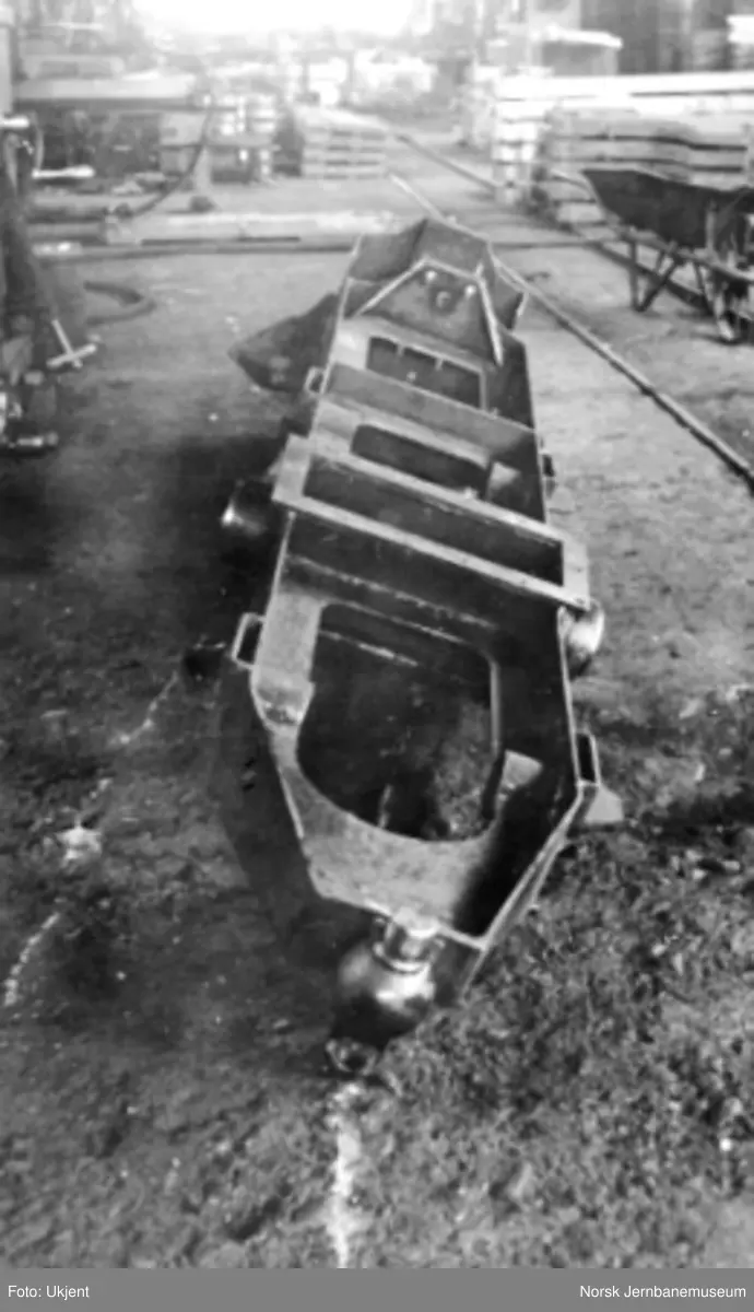 Damplokomotiv type 49a "Dovregubben" under bygging; lokomotivramme ...