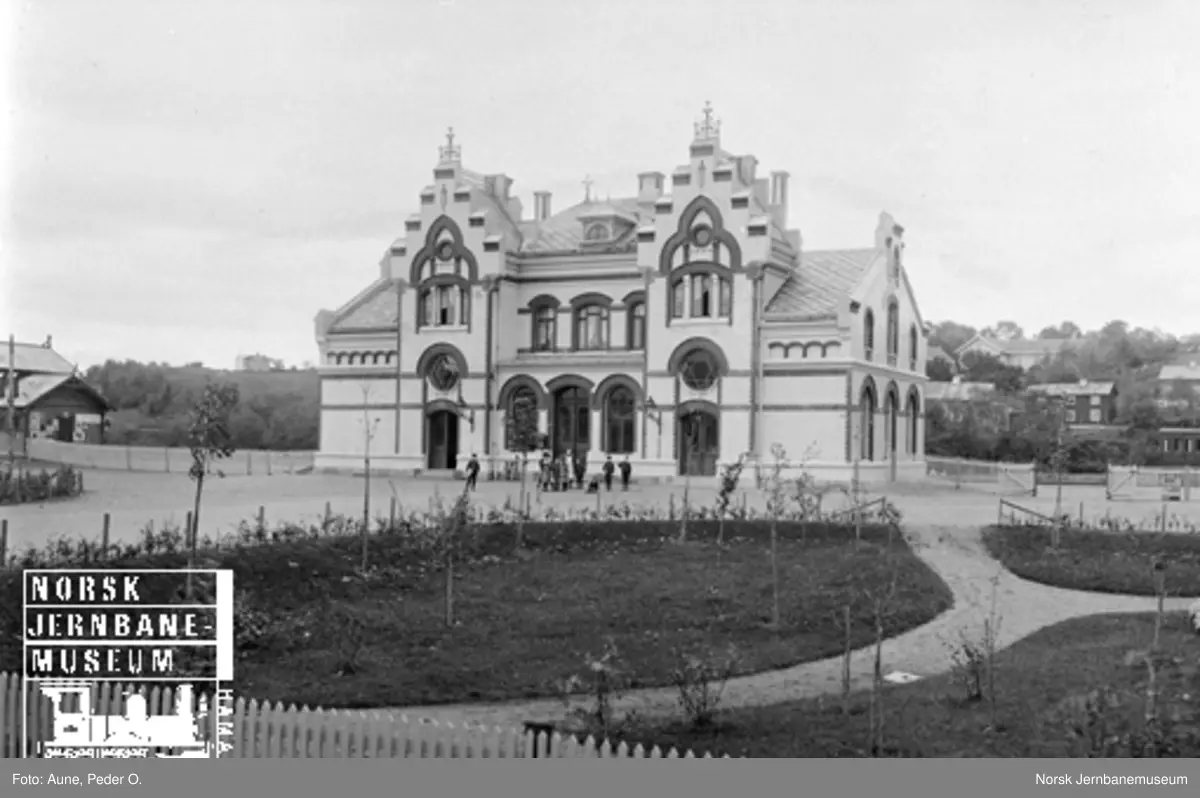 Levanger stasjonsbygning, bysiden med stasjonsparken - Norsk ...