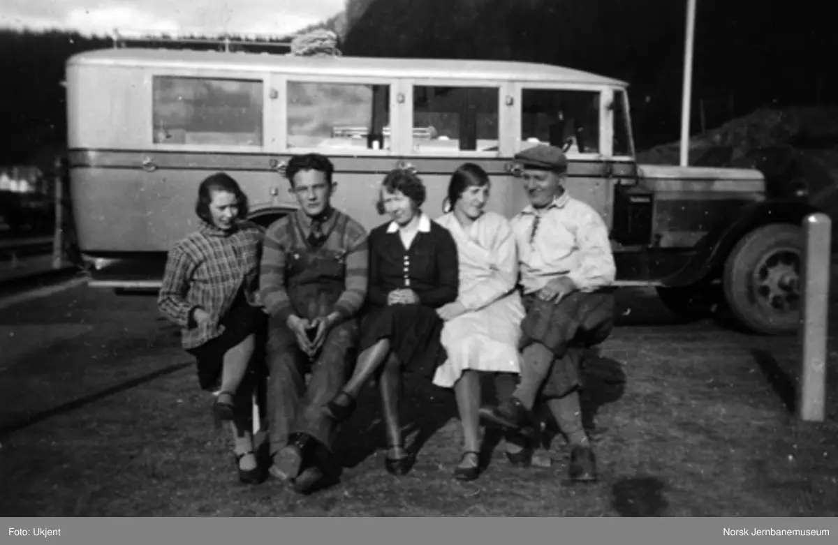 Buss fra Fylkesbilene i Nord-Trøndelag på Grong stasjon med fem ...