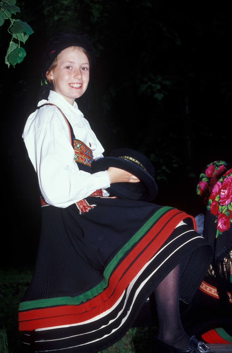 Norsk Folkemuseums dansegruppe, kledd i folkedrakter, danser folkedans ...