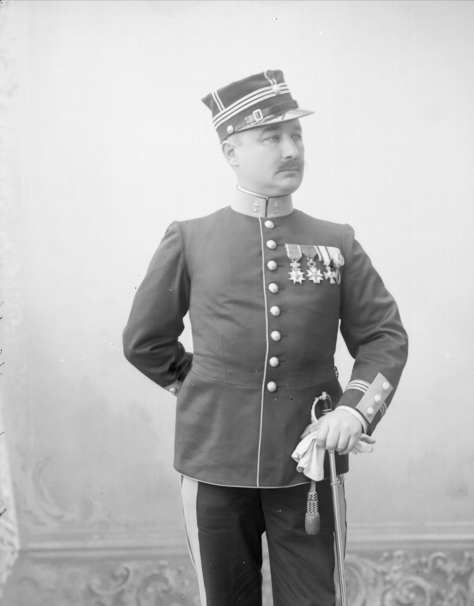 Portrett, Thomas Thomassen Heftye i uniform som kaptein i ...